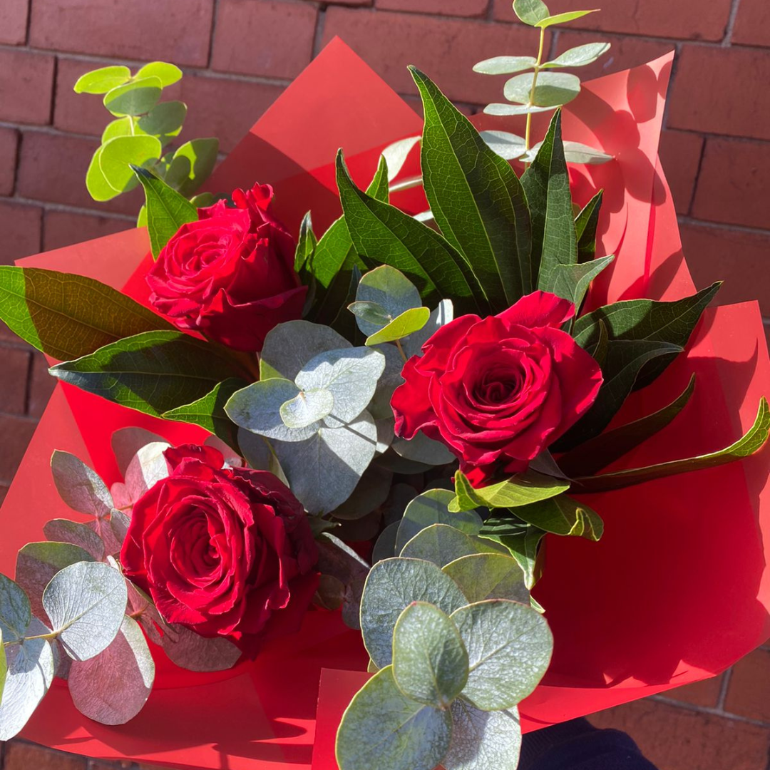 3 Red Rose Bouquet | Giraffe Flowers Manchester